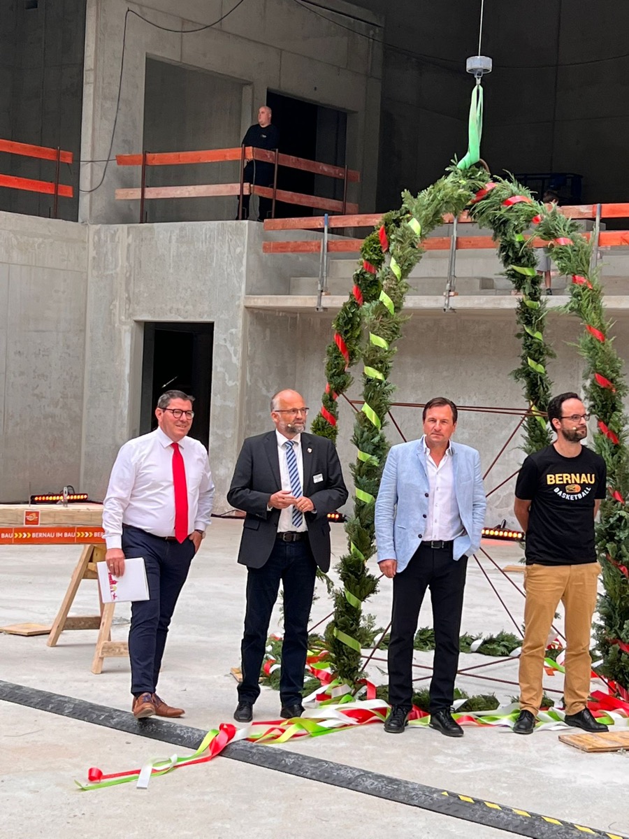 Richtfest „Bernau-Arena“